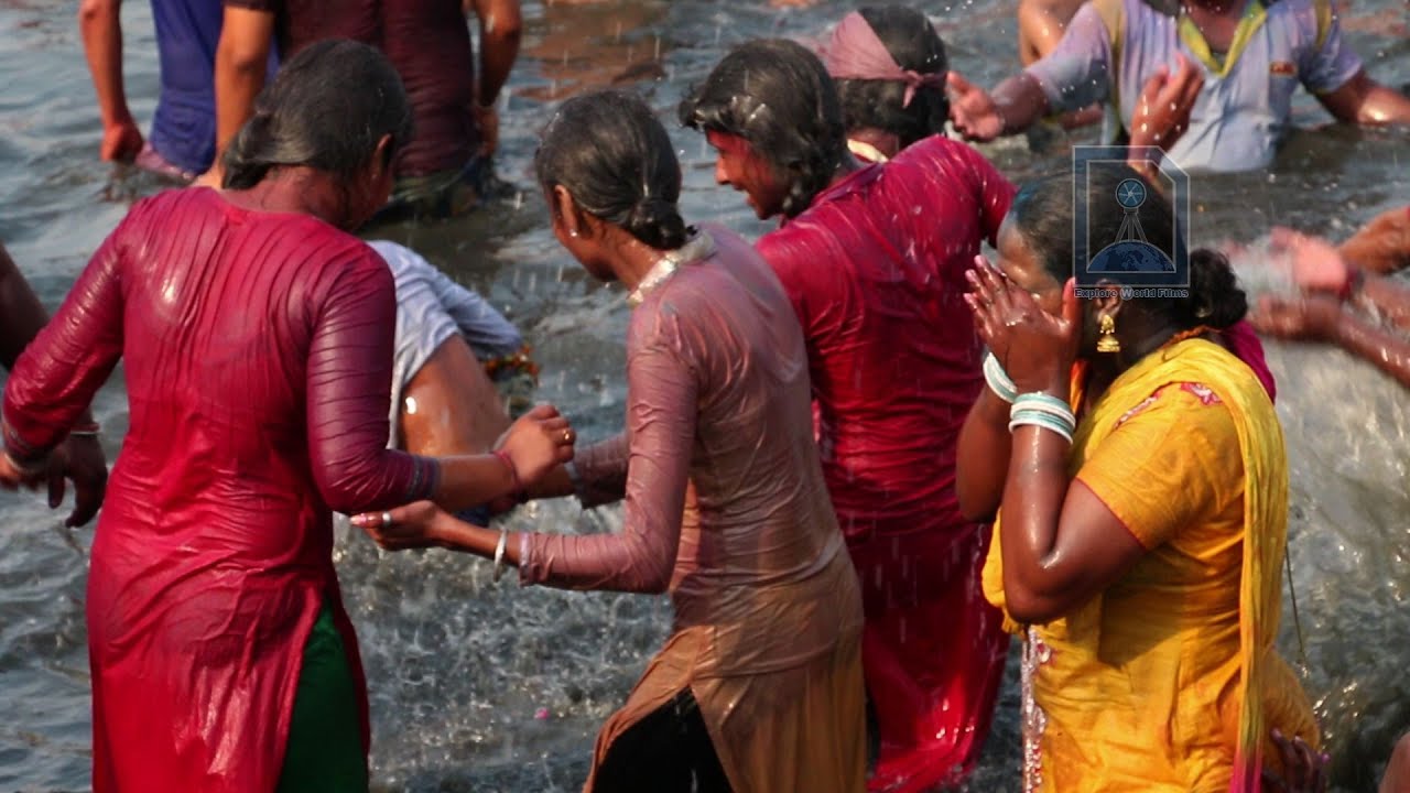 Holy bath at Yamuna river during Ganesh immersion in New Delhi - YouTube