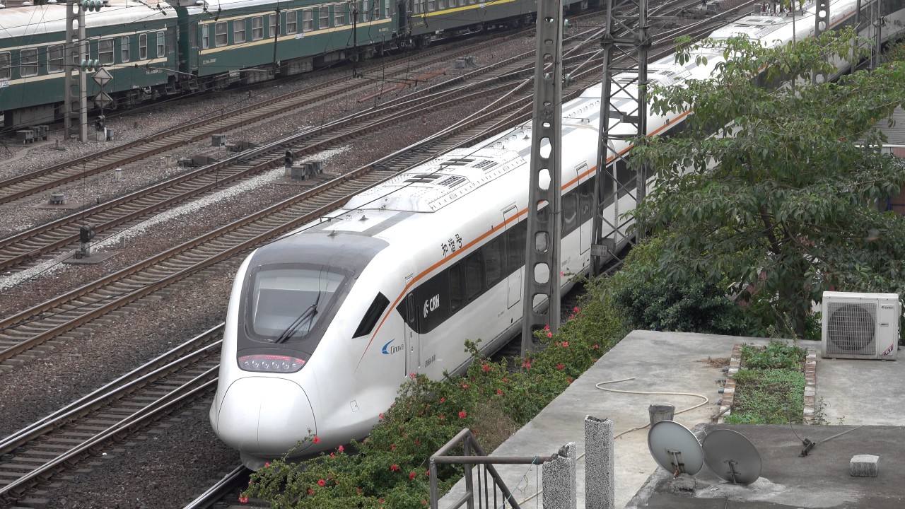 (4K) 中國鐵路 China Railway 和諧號CRH6型電聯車通過廣州車站西側的廣園西路橋 - YouTube
