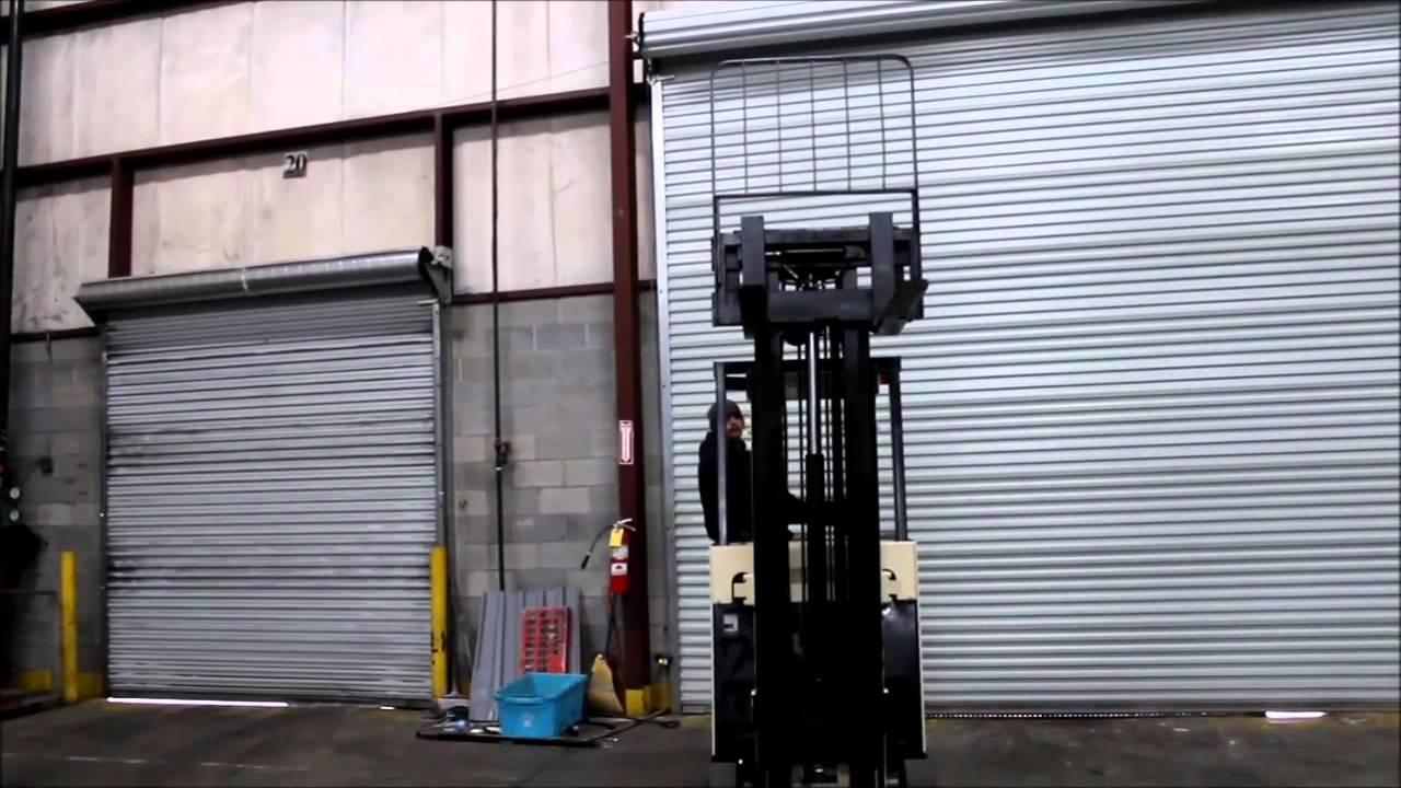 CROWN 30RCTT ELECTRIC RIDER FORKLIFT - YouTube