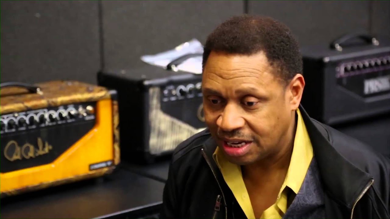 The New Gary Grainger Signature Bass w/ Gary Grainger • NAMM 2013 - YouTube