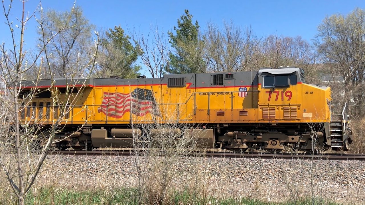 Engines of UP- ES44AC - YouTube