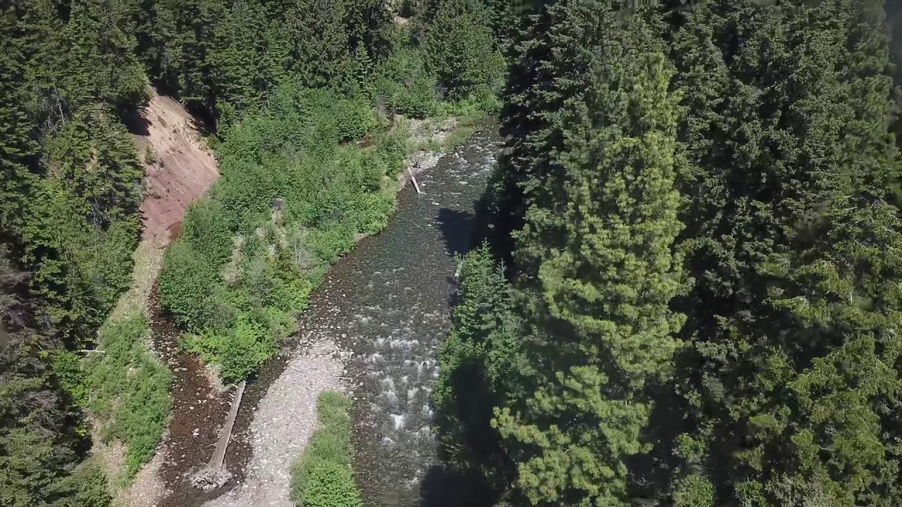Drone fly over Teanaway River- 29 pines campground, Cle elum ...