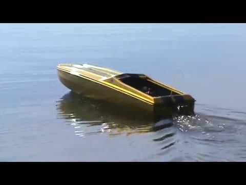 Bonzi 84" r/c boat Elk Lake #1 - YouTube