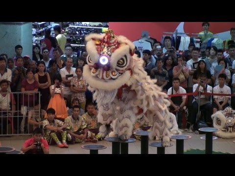 Lion Dance fall down (Singapore Team) 2013 - YouTube