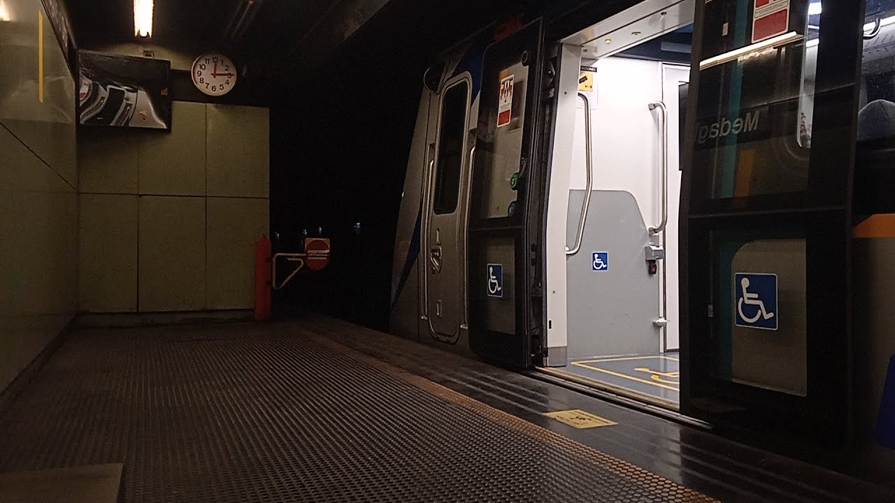 COMPILATION METRONAPOLI , TRA LE VARIE STAZIONI DELLA LINEA 1 - YouTube