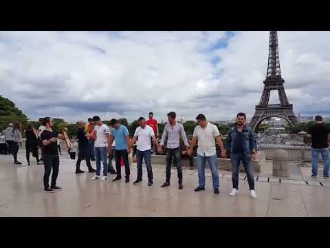 Paris Eyfel Kulesi önünde horon