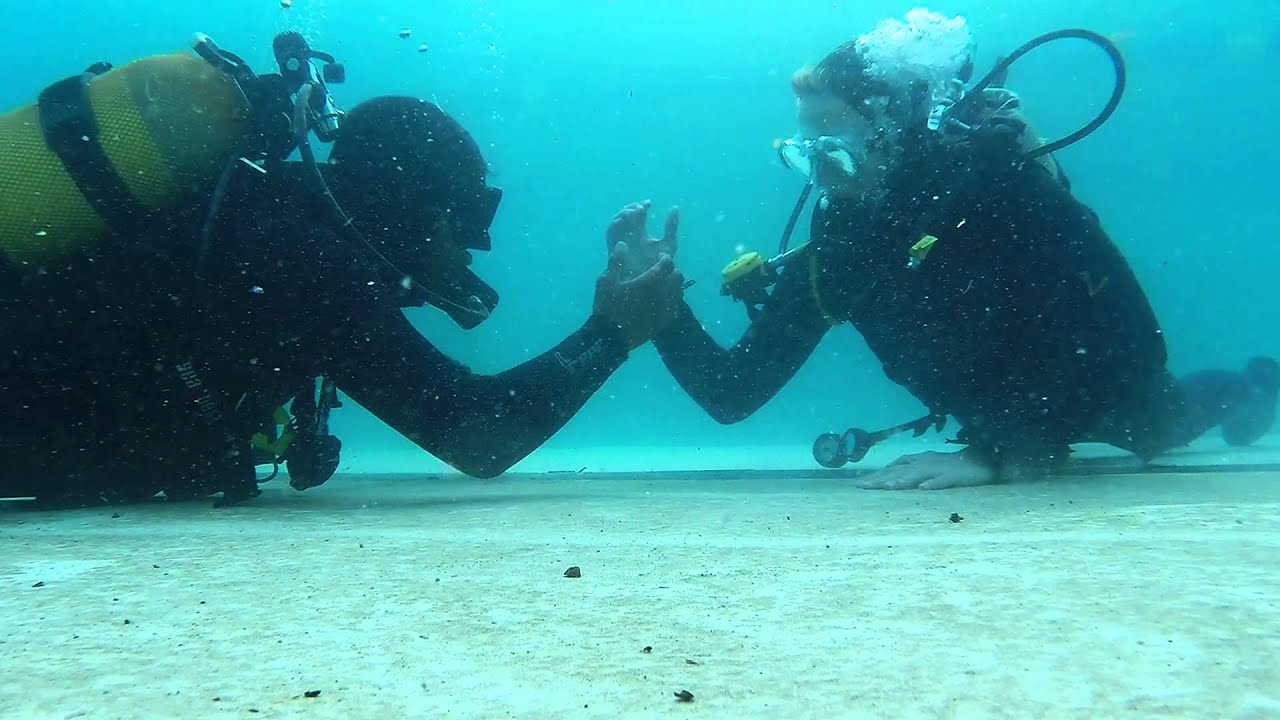 Diver 24 @ UCT Pool - Scuba Arm Wrestling - YouTube
