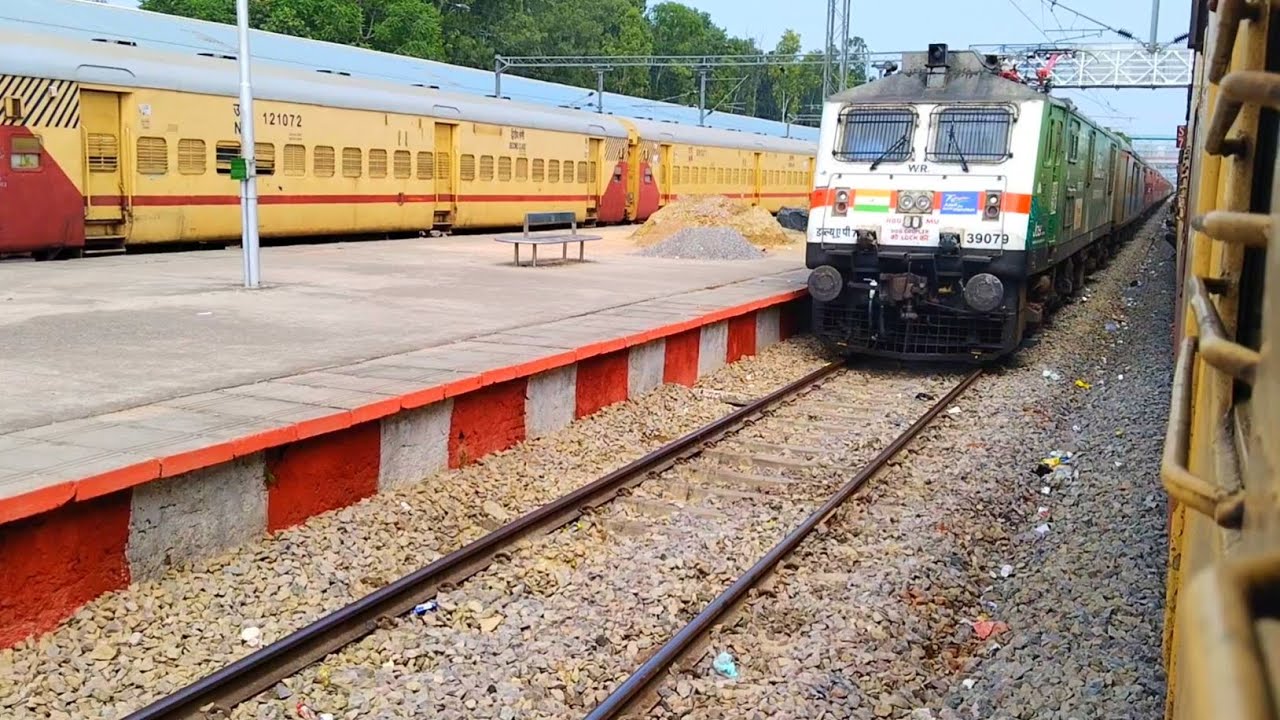 20939 Sultanpur SF Express Crossing 14524 Harihar Express at Rahimabad ...