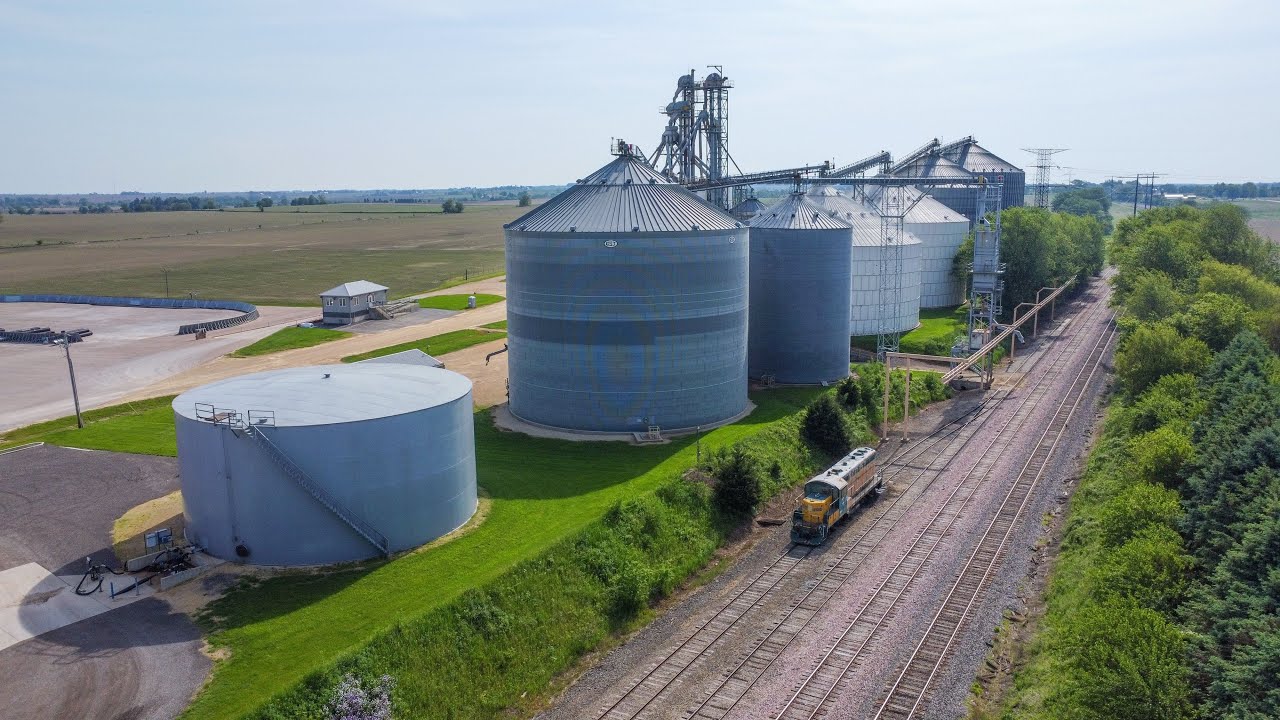 CNW 4120 abandoned in northern Illinois - YouTube