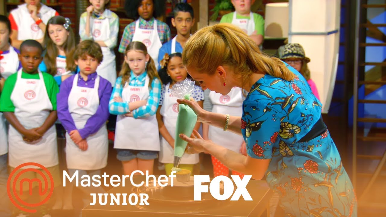 Christina Demonstrated The Perfect Way To Frost | Season 4 Ep. 2 ...