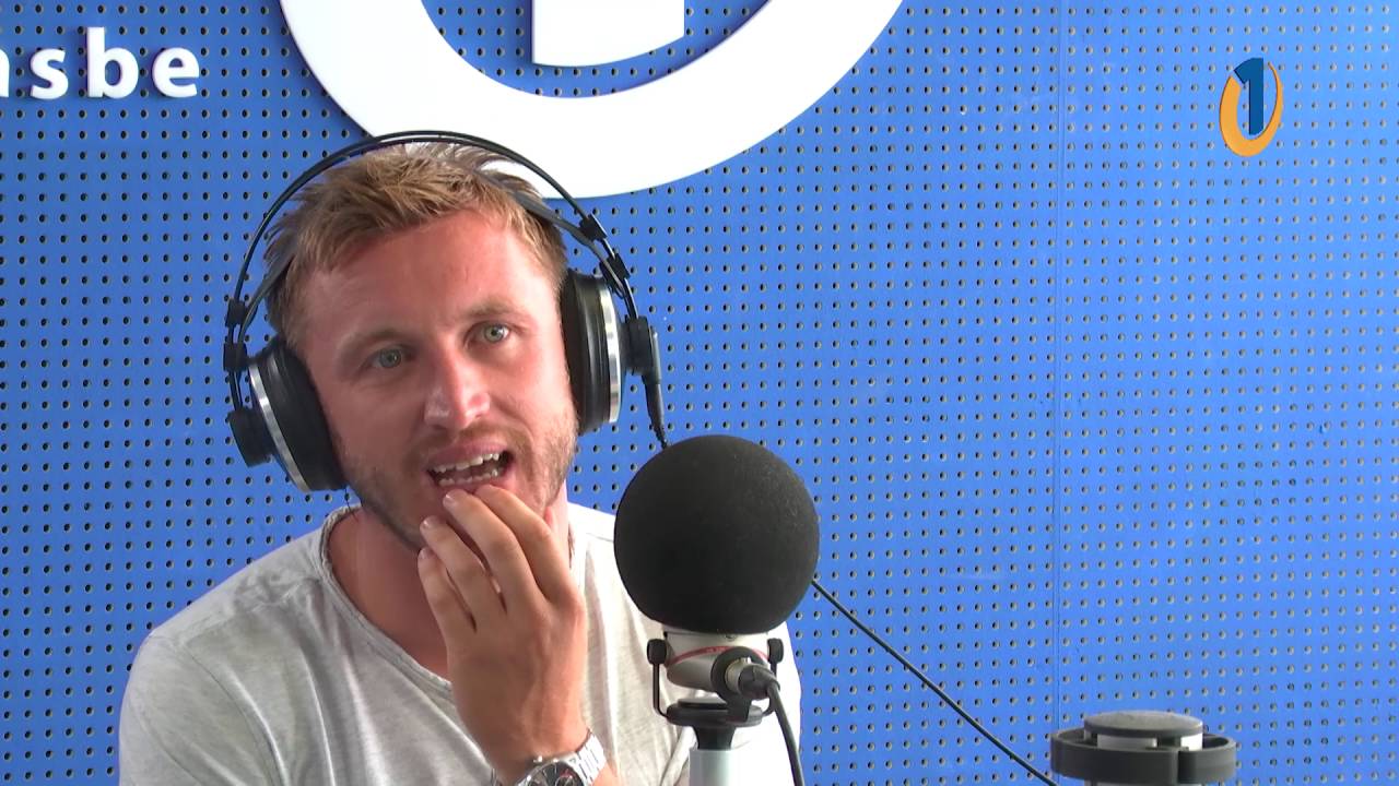 Domen Valič na Radiu 1 o poljubljanju z moškim - YouTube