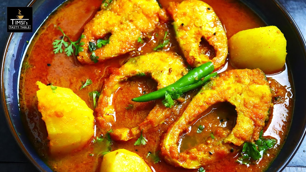 ROHU MASALA FISH CURRY WITH POTATOES | BENGALI FISH CURRY RECIPE - YouTube