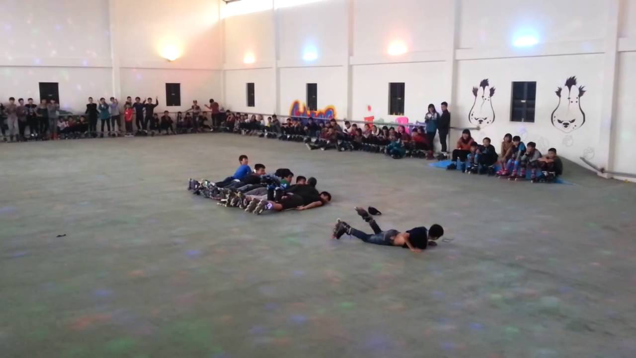 How to ride rollerblades for beginners - YouTube