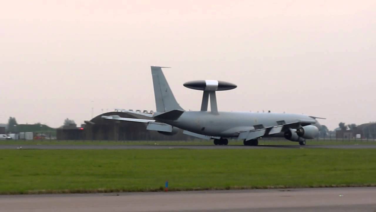 Boeing E-3 Sentry ZH107 landing - YouTube