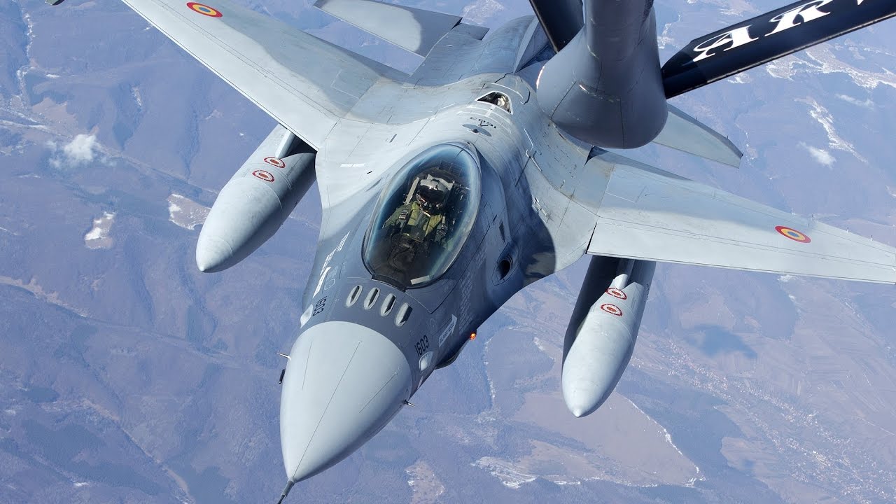 Romanian F-16 mid air refueling by US KC-135 Stratotanker - YouTube