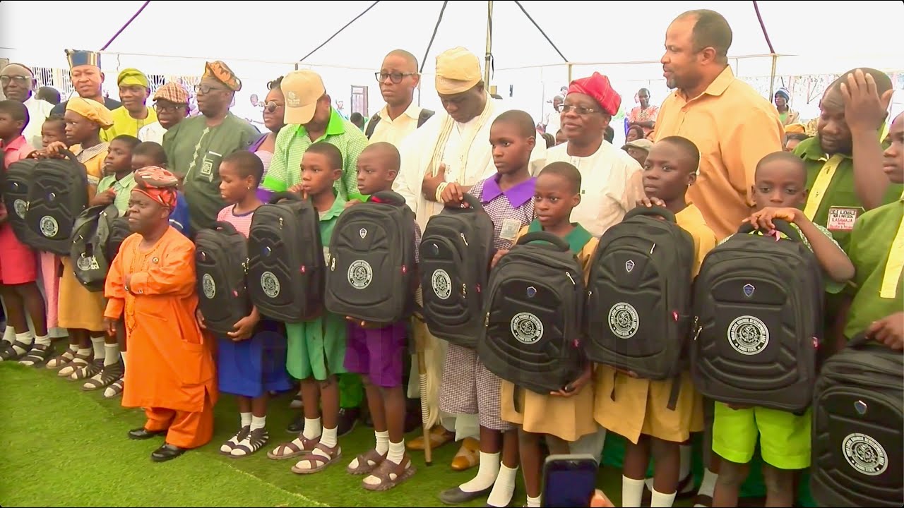 ISOLO COUNCIL DISTRIBUTES LEARNING KITS TO PUPILS - YouTube