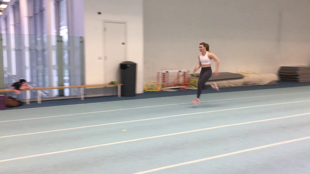 Knee dribble into run out - YouTube