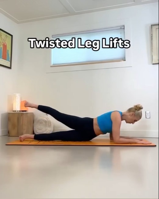 Exercises 7 TWISTED LEG LIFTS FUNCTIONAL CORE for ladies over 50 or any ...