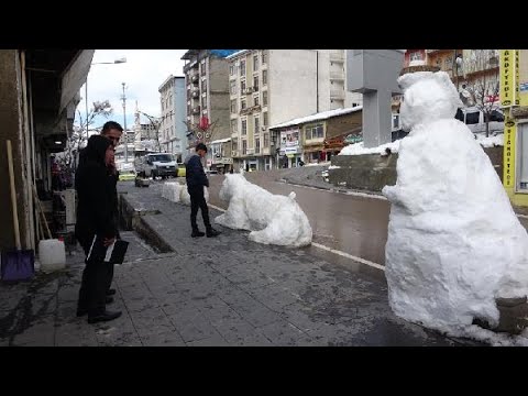 Şemdinli'de esnafın yaptığı kardan otomobil, kabak ve kanepe ilgi odağı oldu