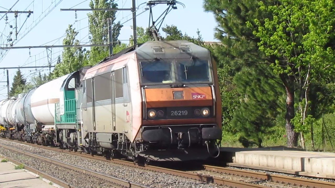 des trains qui passent - Samedi soir à Courthézon - 29 04 2017 - YouTube