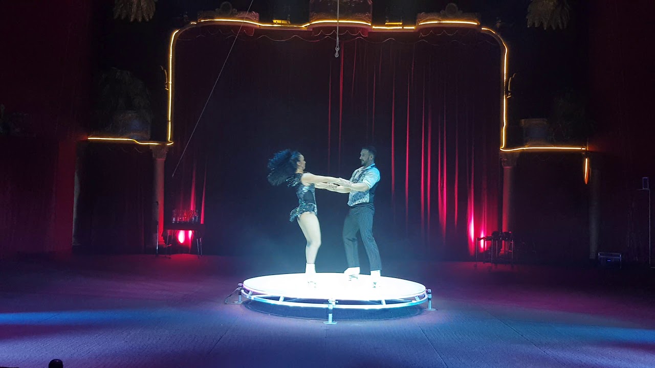 Roller Skating Duo DINAMIC Crazy Diner Show - YouTube