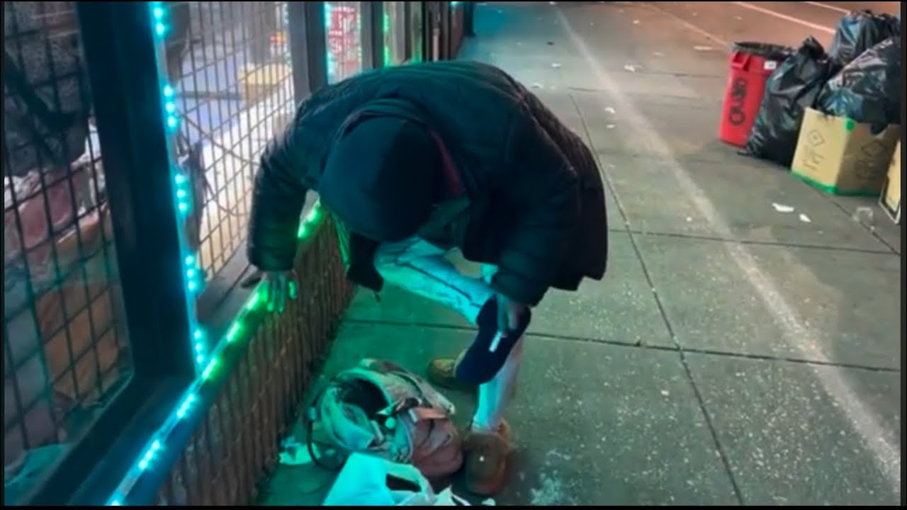 PHILLY ADDICT STARTED BRUSHING HER FINGERS AND FEET!!🧐🤨**KENSINGTON AVE ...
