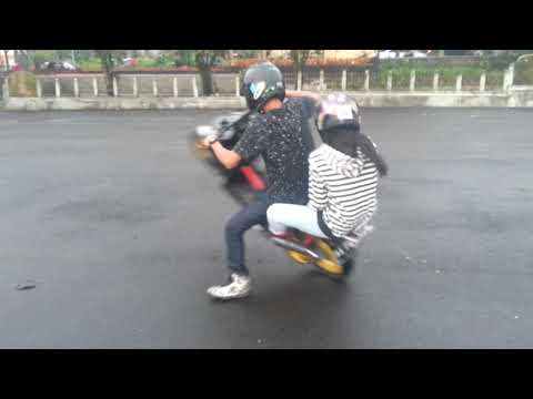 aksi freestyle motor ngeprang cewek sendiri di ajak bonceng sampe pusing