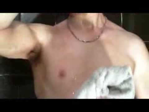 Hombre en Boxer Bañandose  - Jonathan Alejandro Modelo