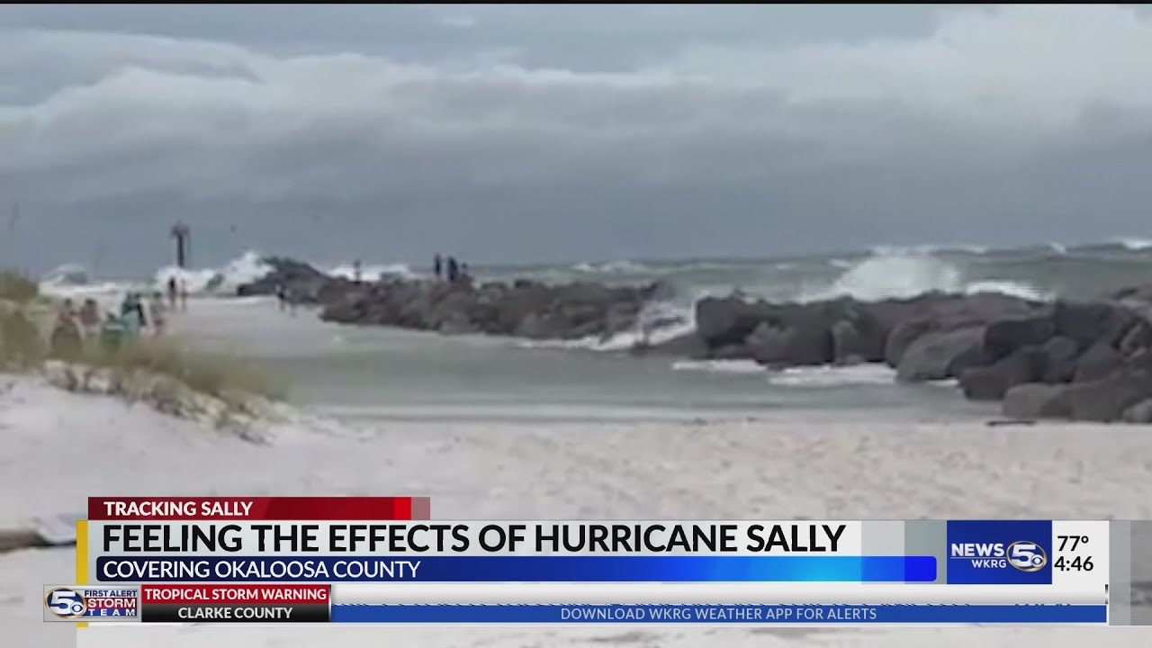 VIDEO: Water rushes over jetties, floods dock in Destin - YouTube