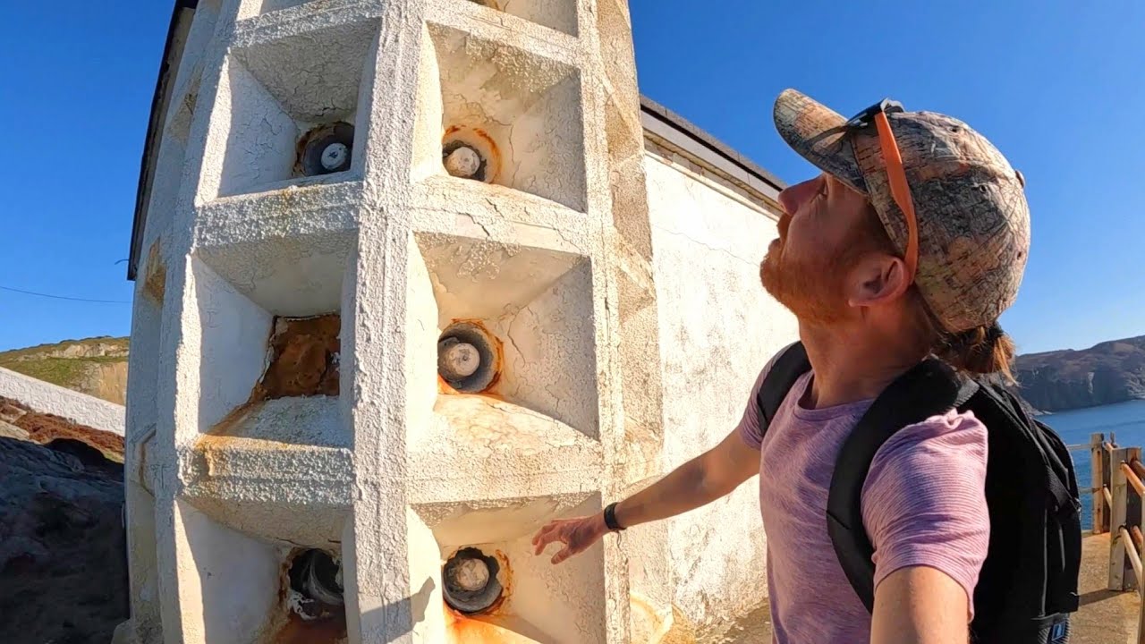 I visit an ABANDONED LIGHTHOUSE (North Stack) 🏴󠁧󠁢󠁷󠁬󠁳󠁿 - YouTube