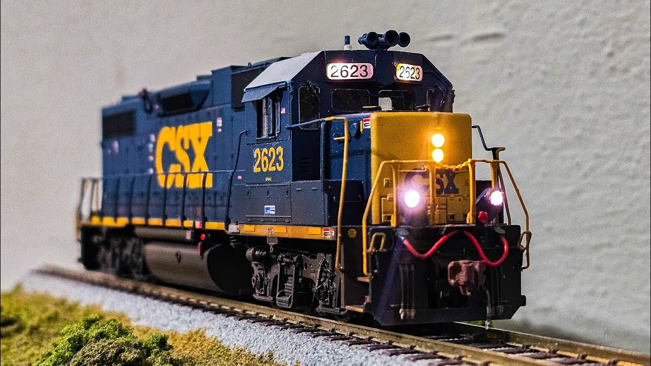 Ho Scale CSXT N⁰ 2623 GP38-2 load test - YouTube