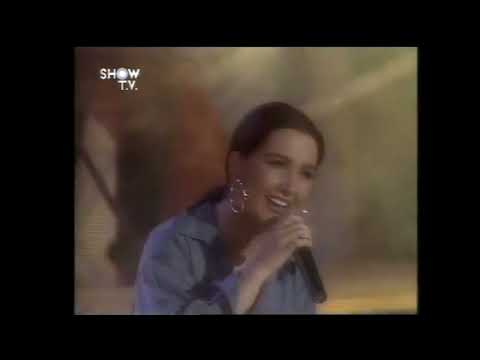 Nükhet Duru - Aşık Oluyorum (Doksanlı Yıllar Canlı Performans)