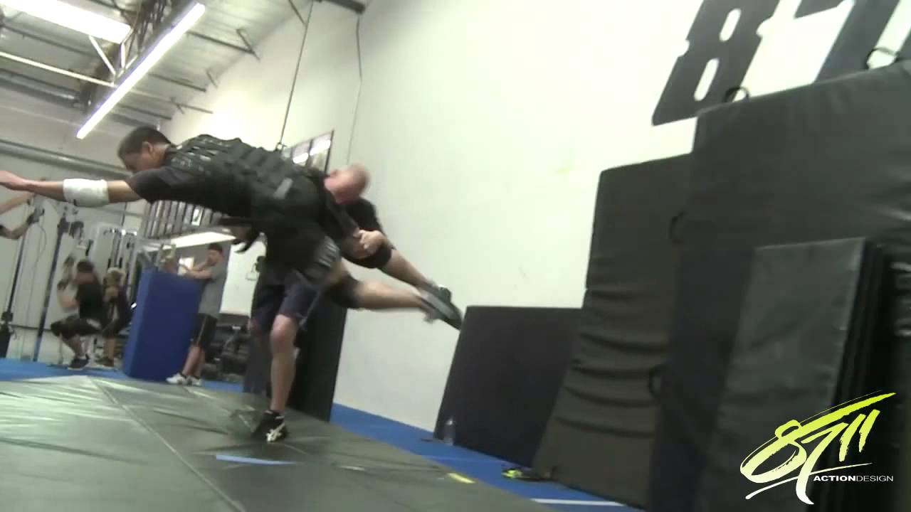 87eleven Little People Fight - YouTube