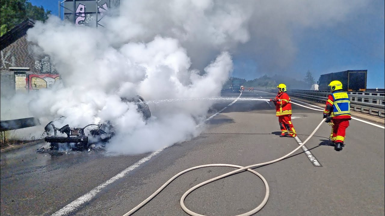 Pkw mit Anhänger in Vollbrand am 20. Juni 2025 auf der HTS zwischen ...
