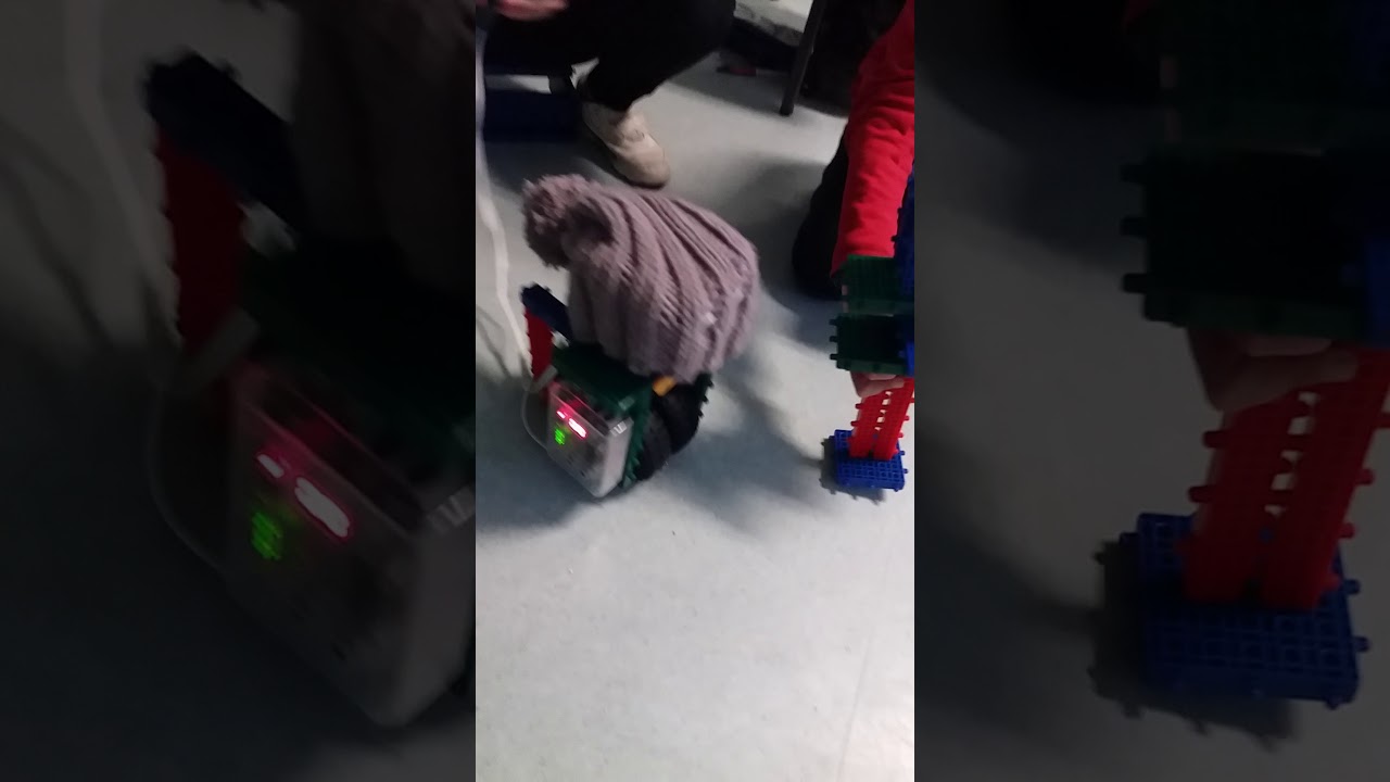 ¿Robot con gorro? - YouTube