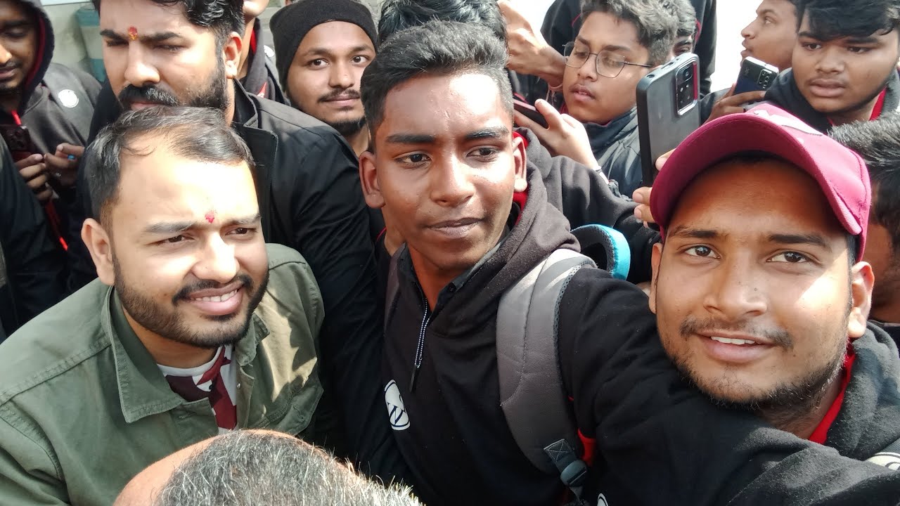 Meet with 'Alakh Pandey Sir' in Kota 🫰 ️😊 | Alakh Sir | Physicswallah ...
