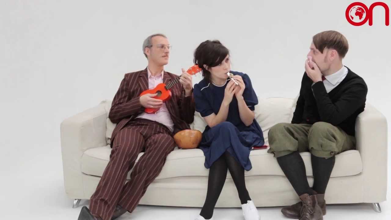 Erik, Tom und Nora von der Band "Prag" zeigen und spielen exotische ...