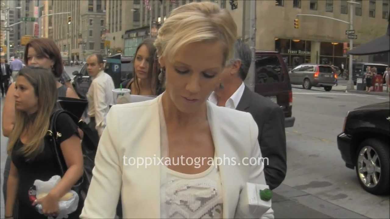 Jennie Garth - Signing Autographs at "Fox & Friends" in NYC - YouTube