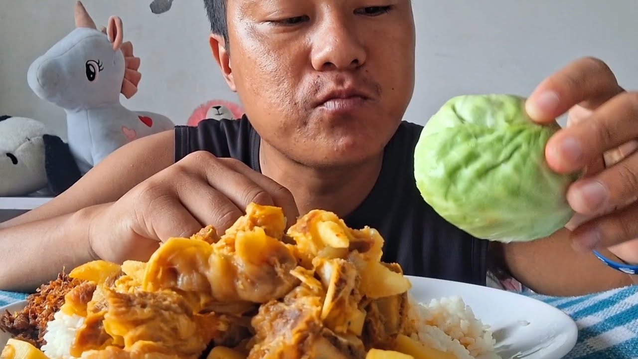Spicy Buff Curry With Meat Pickle //Naga Mukbang - YouTube