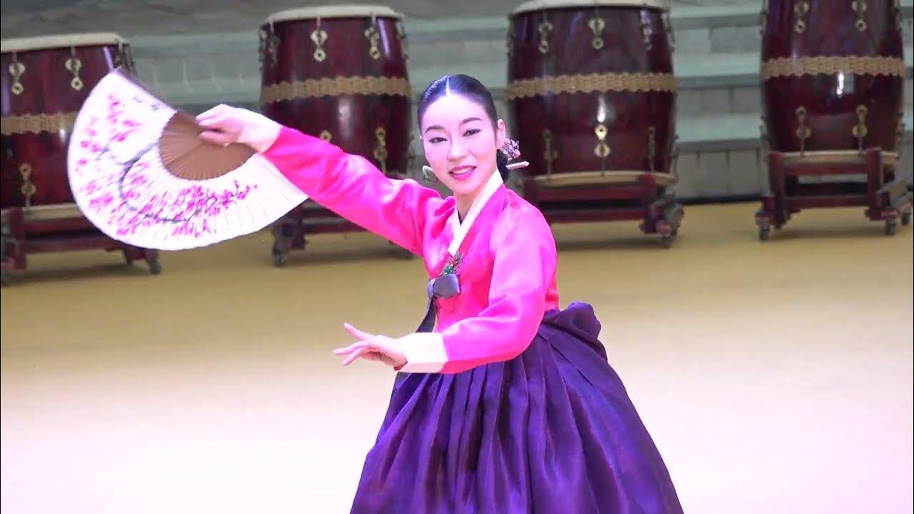 발끝에서 묻어나는 부채입춤 - 매향무 . 송파구립민속예술단 - 서울놀이마당 상설공연 . - YouTube