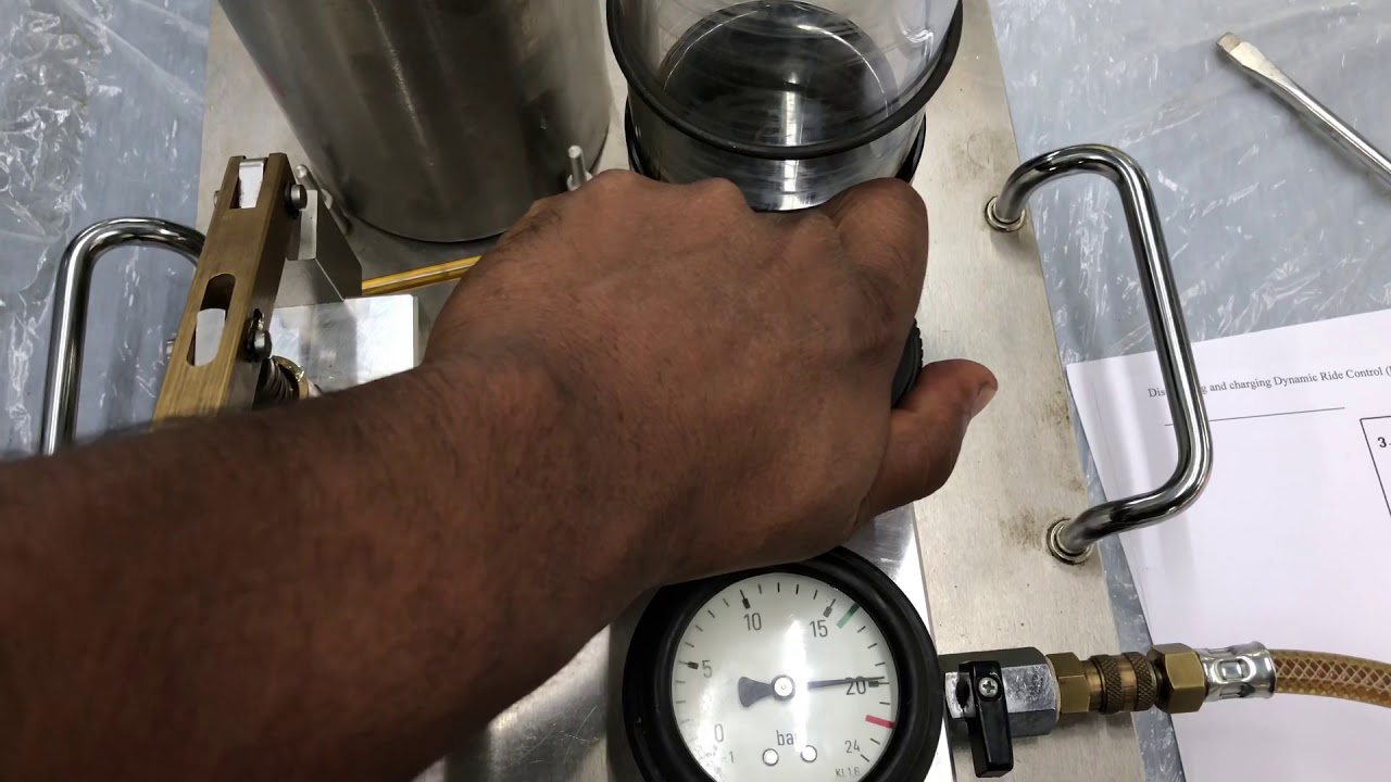 Audi RS6 DRC oil filling - YouTube