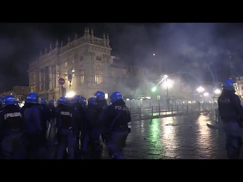 İtalya'da yeni koronavirüs kısıtlamalarını protesto eden binlerce gösterici polisle çatışt…