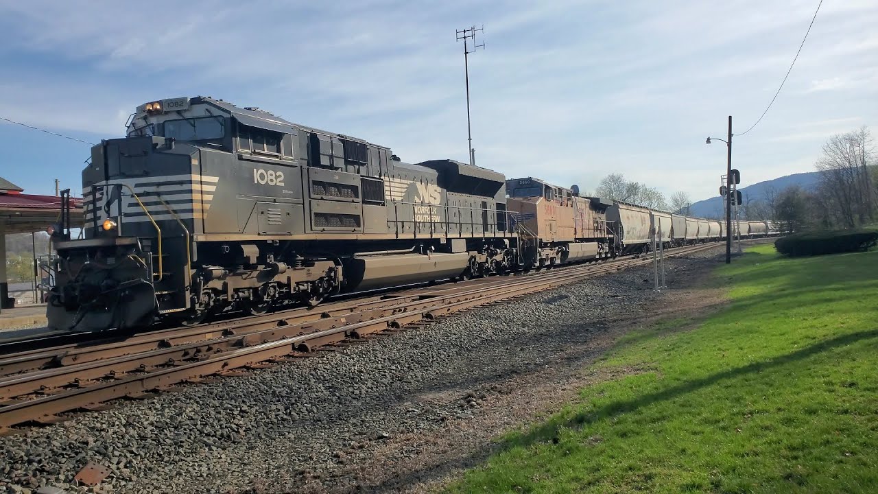 Norfolk Southern manifest trains at Lewistown, PA (April 2023) - YouTube