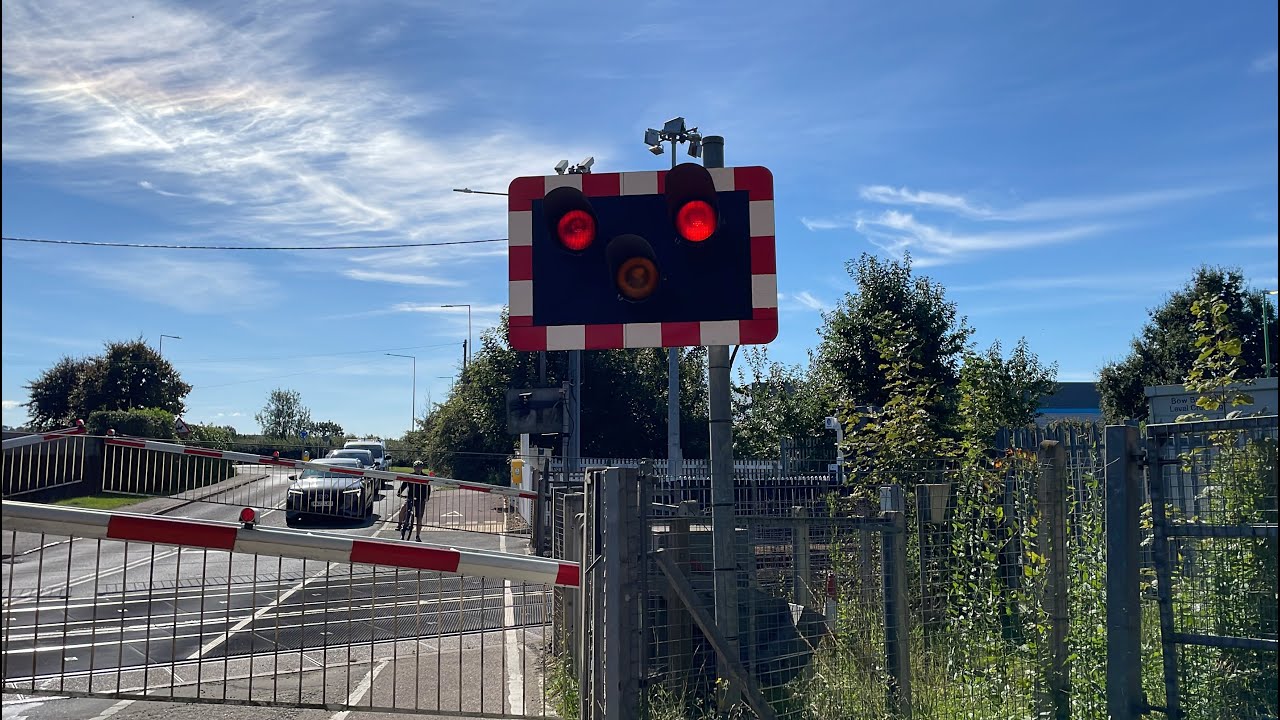 Bow Brickhill Level Crossing, Buckinghamshire (14/09/2024) - YouTube