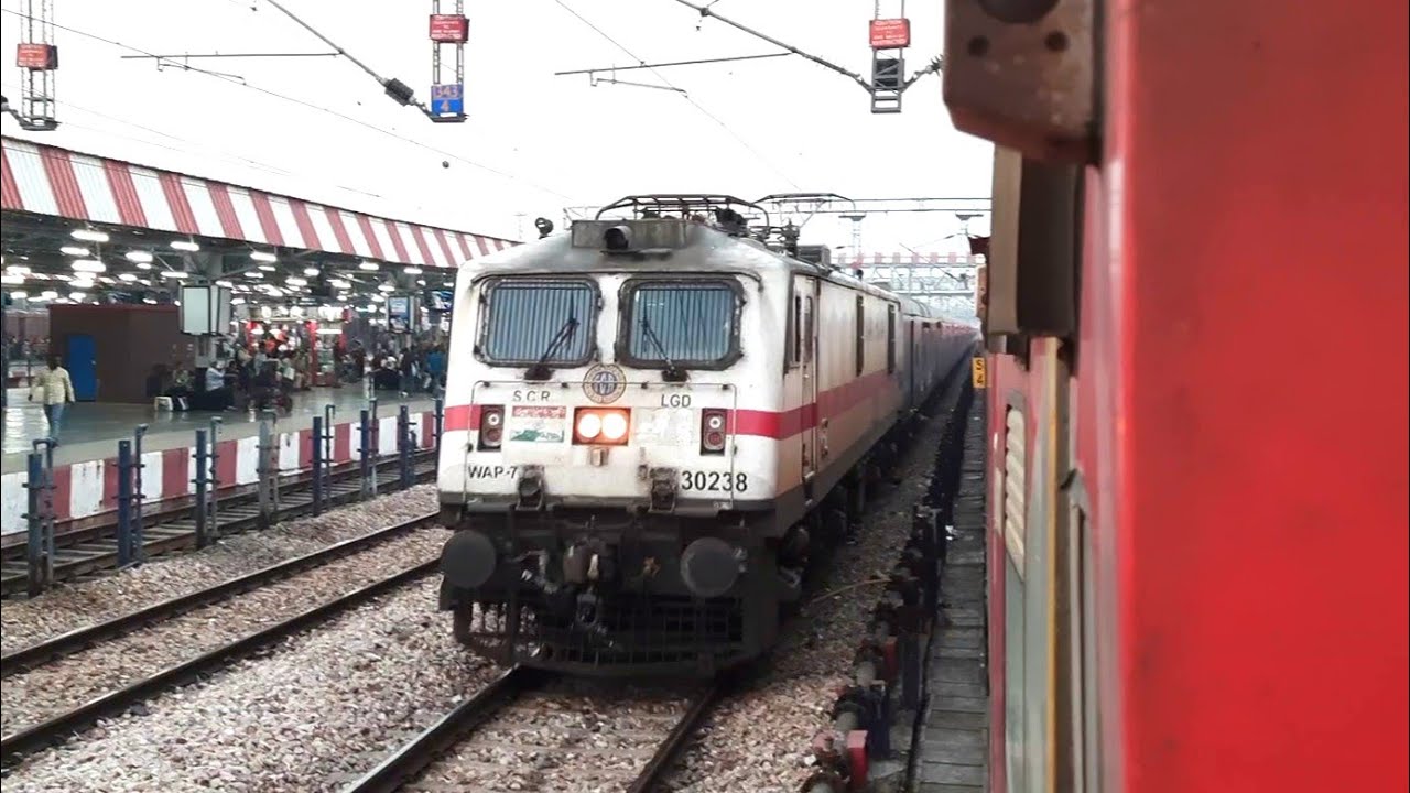 Secunderabad Rajdhani overtaking Gondwana Express at Agra Cantt, Indian ...