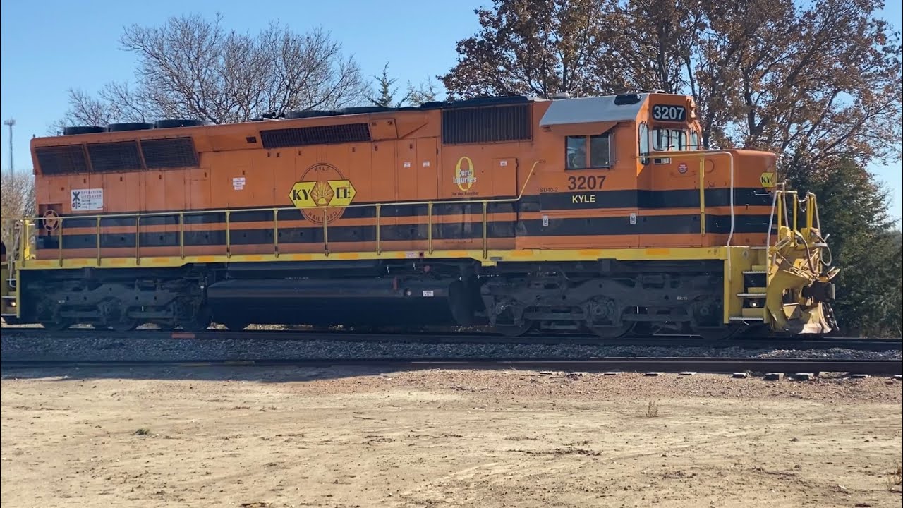 KYLE 3207 Leading a Westbound on the Belleville Sub - YouTube