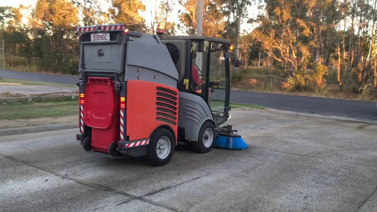 Hako City Master 300 Car Park/Footpath Sweeper - YouTube