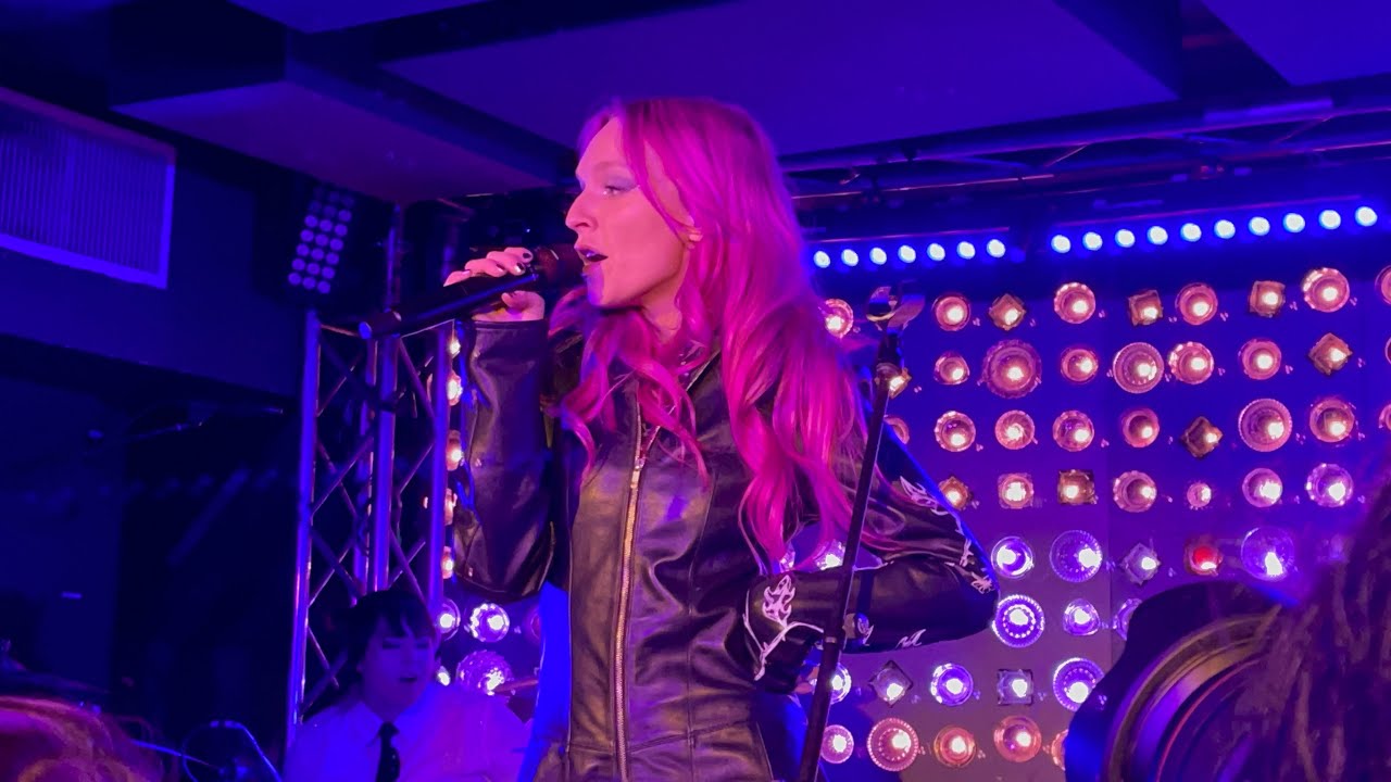 Zolita "Shut Up and Cry" LIVE - YouTube