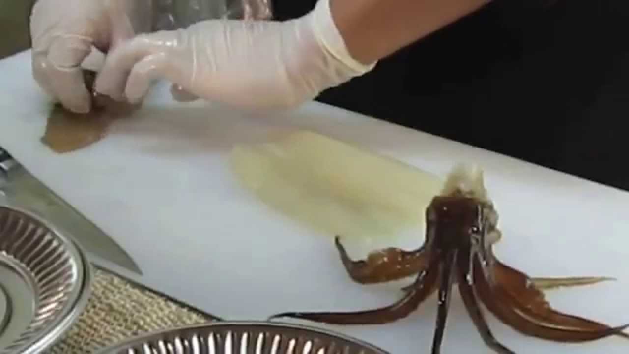 Cutting squid from alive to sashimi at Hakodate Fish Market by ahbtsang ...