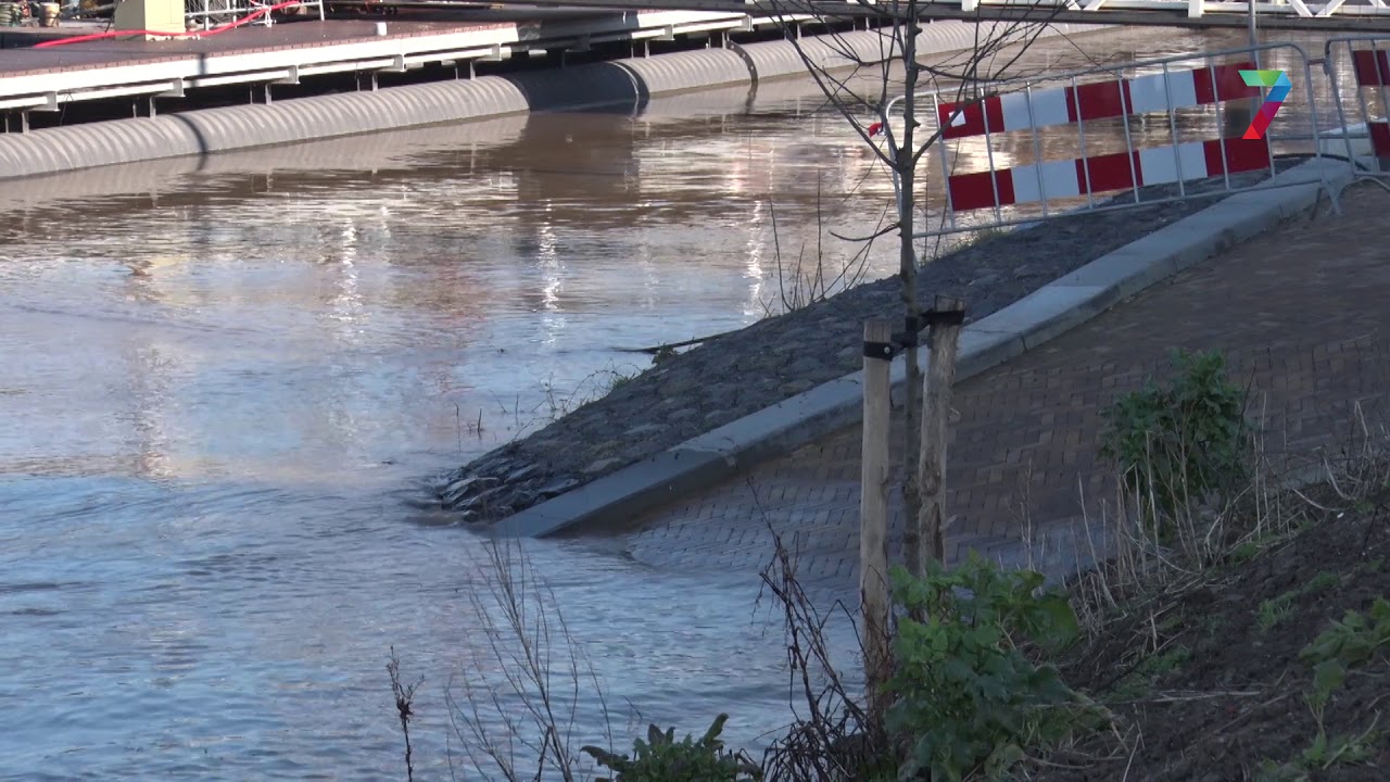 Waalkade afgesloten voor verkeer vanwege hoog water - YouTube